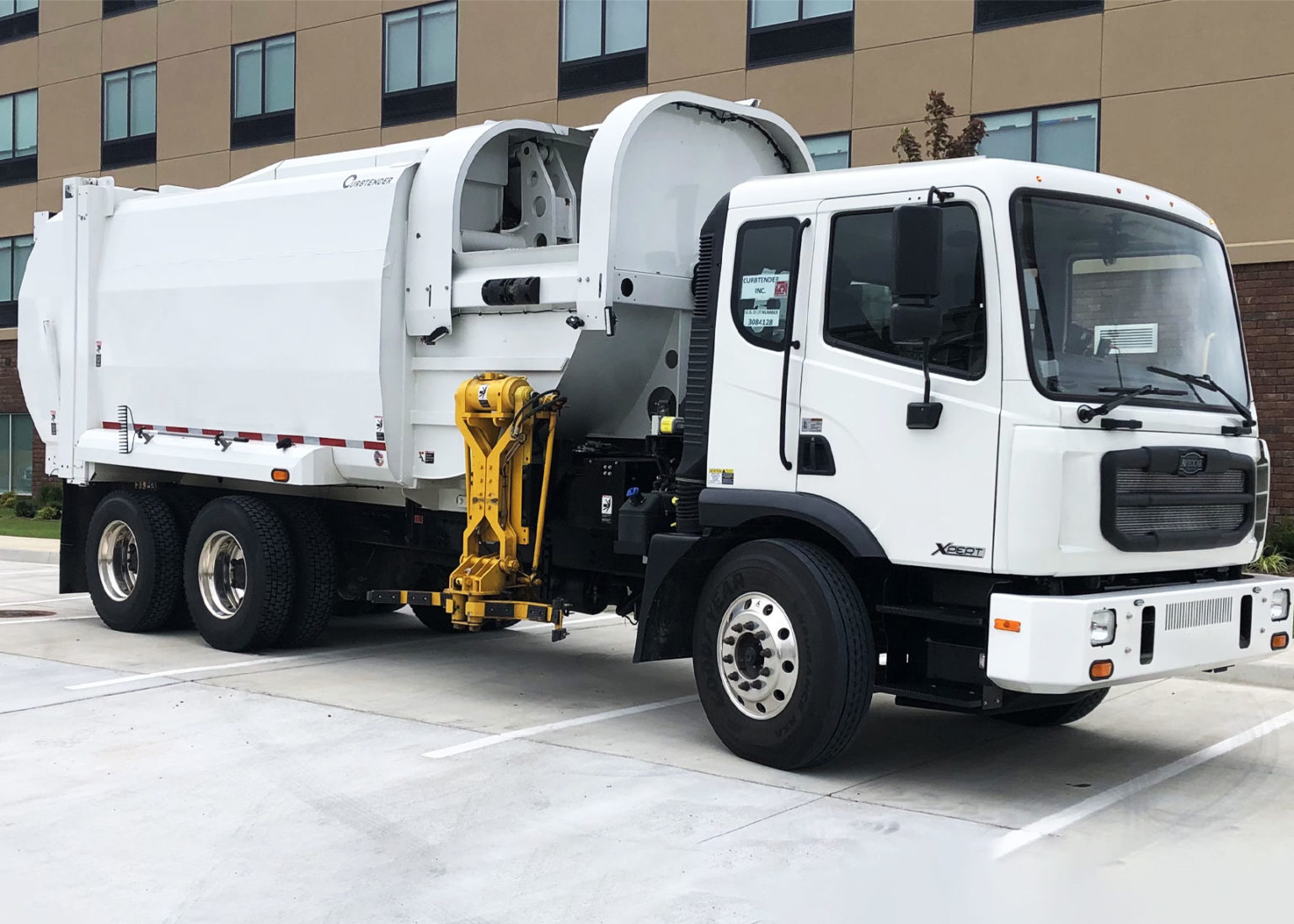 Automated Side Loader Garbage, Refuse Trucks | Curbtender